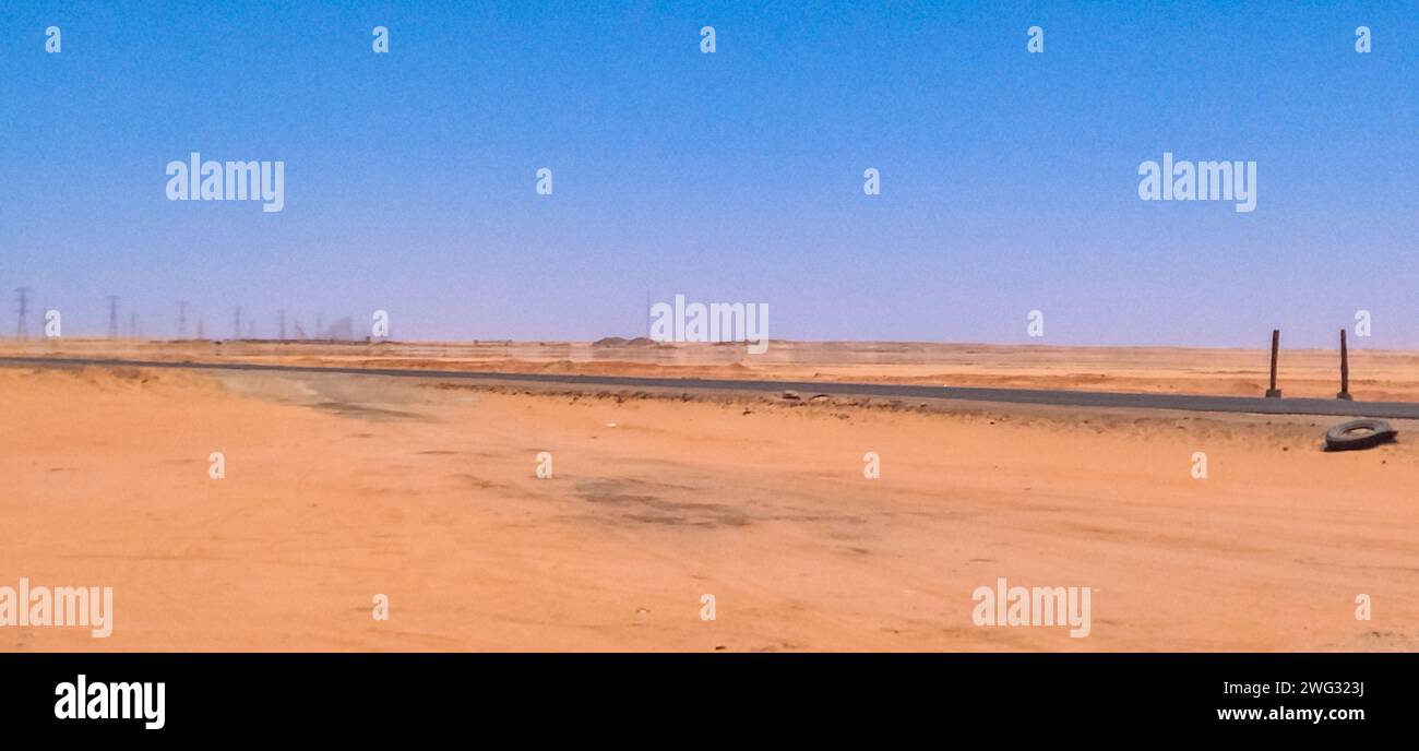 Mirage at Arabian Desert, 50 degrees Celsius. Egypt Stock Photo - Alamy
