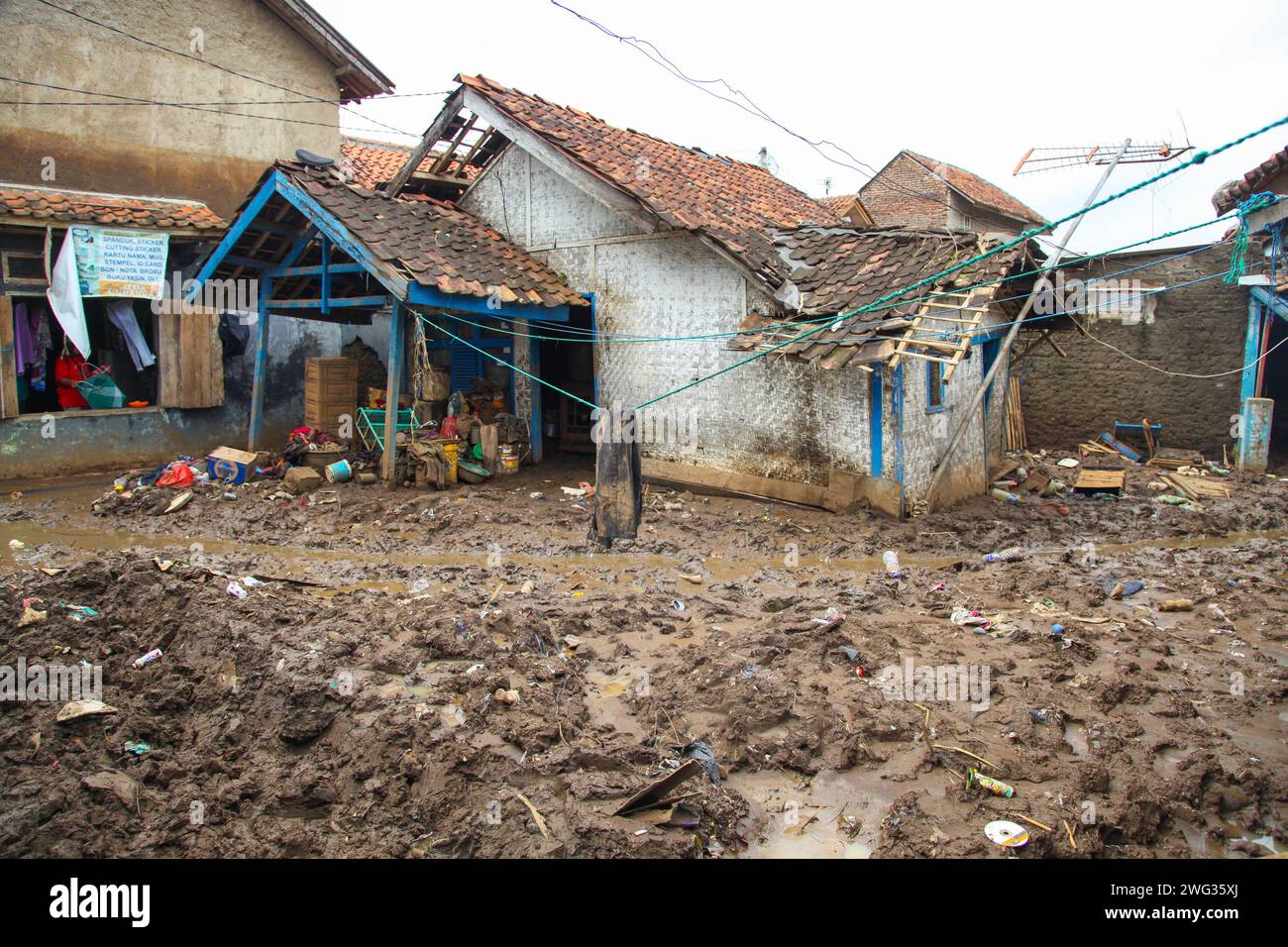 Natural disaster clean up people hi-res stock photography and images ...