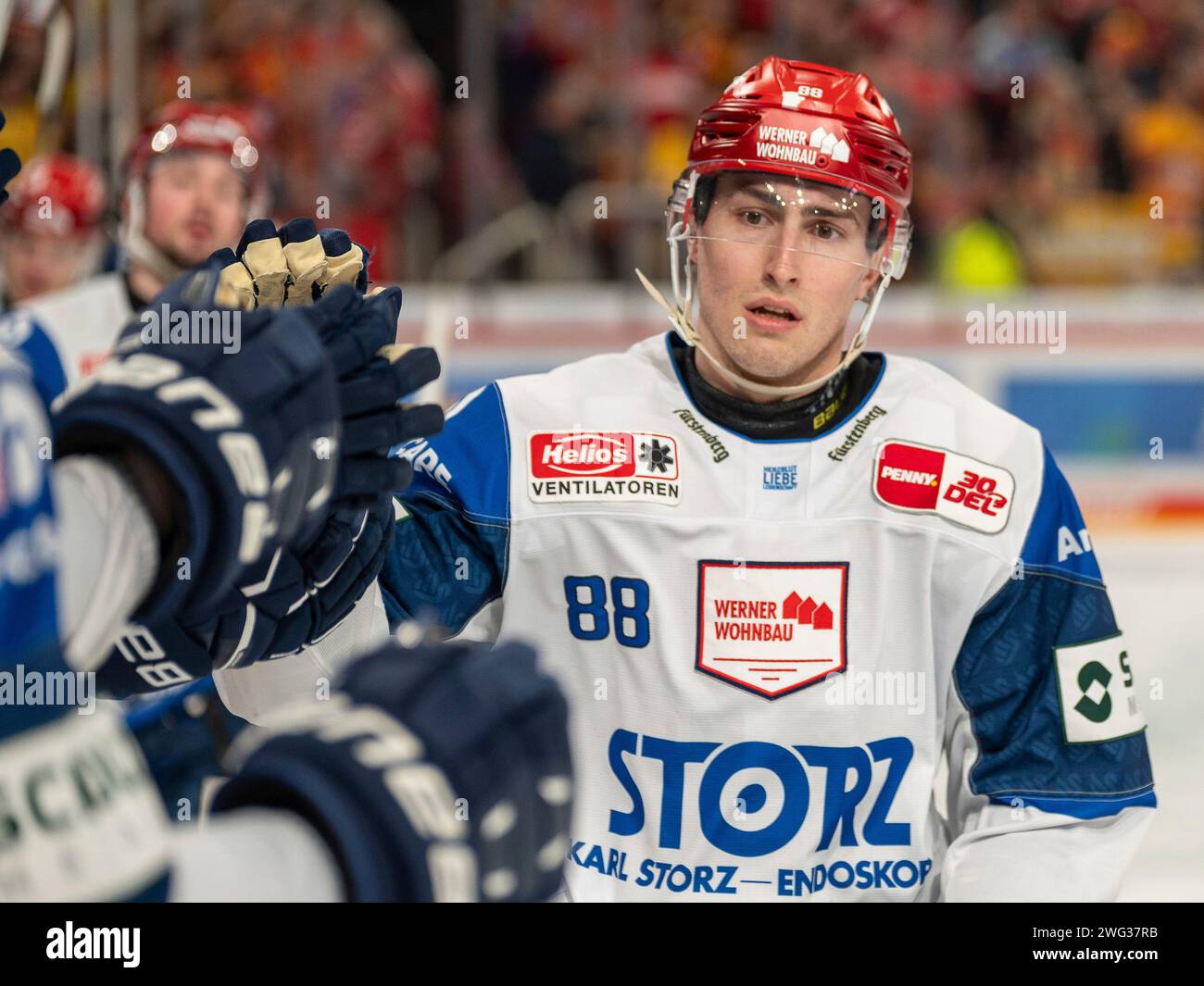 Kyle Platzer (Schwenninger Wild Wings, #88) holt sich die ...