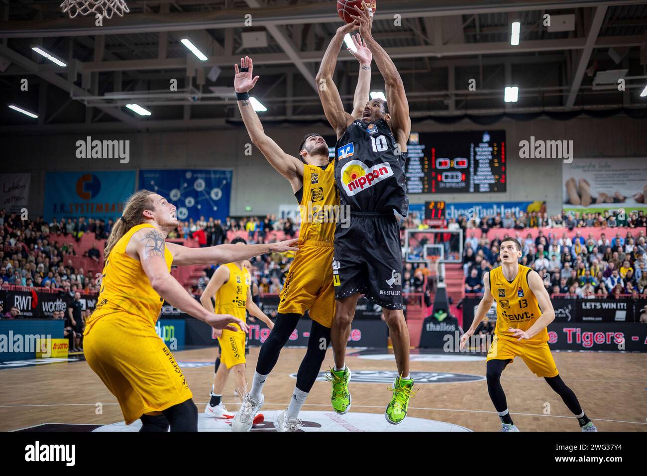 Evan Maxwell (Tigers Tuebingen, #27) Georgios Kalaitzakis (Tigers ...