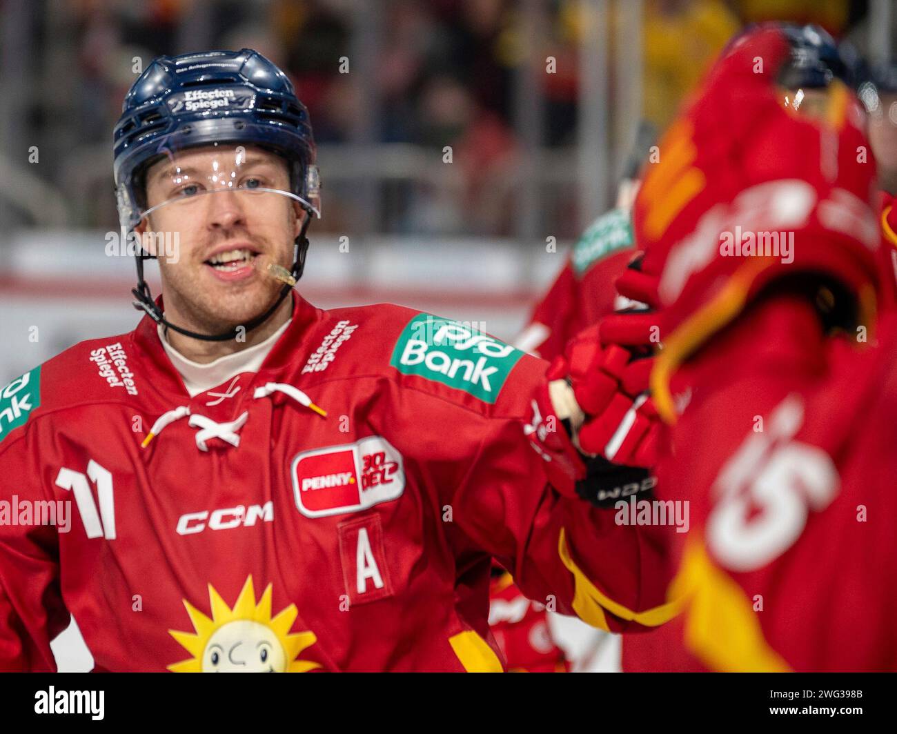 Kevin Clark (Duesseldorfer EG, #11) holt sich die Glueckwuensche zum ...