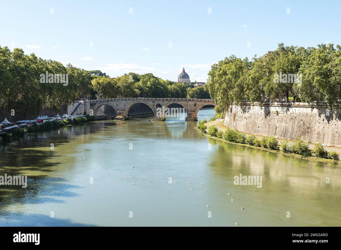 Beautiful Cityscapes of The Tiber (Fiume Tevere) in Rome, Lazio ...