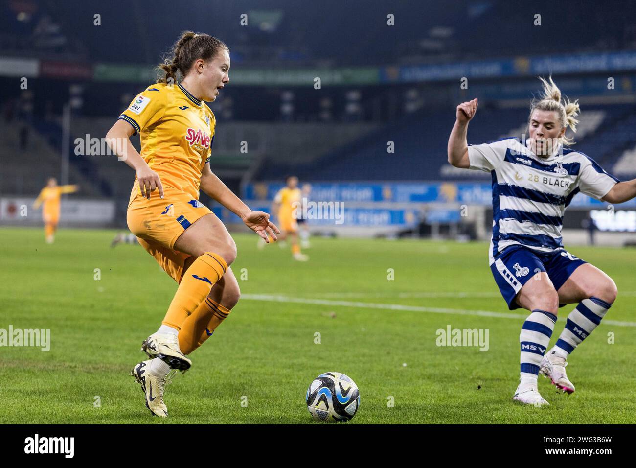 Duisburg, Deutschland. 02nd Feb, 2024. Zweikampf Mara Alber (TSG Hoffenheim, #11), Ingibjorg ...