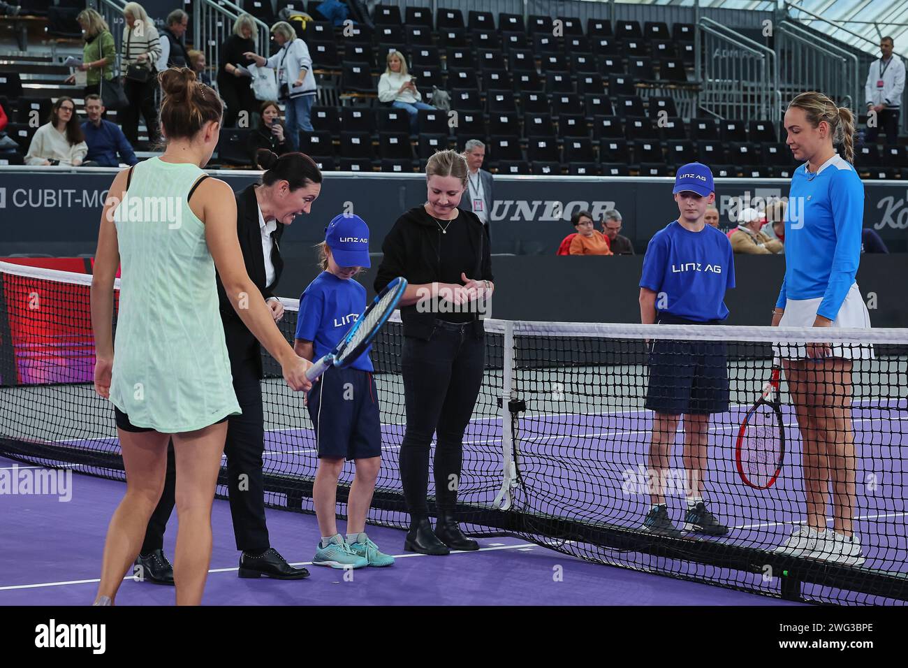 Linz, Upper Austria, Austria. 2nd Feb, 2024. u.a. Clara Burel (FRA ...
