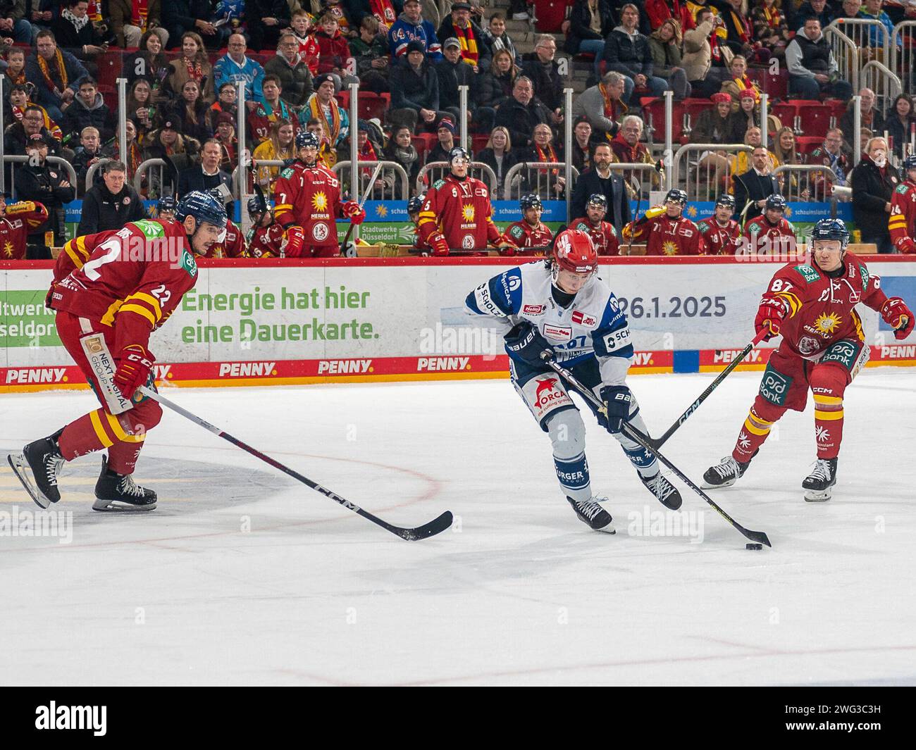 Boaz Bassen (Schwenninger Wild Wings, #64) sprintet zwischen Oliver ...