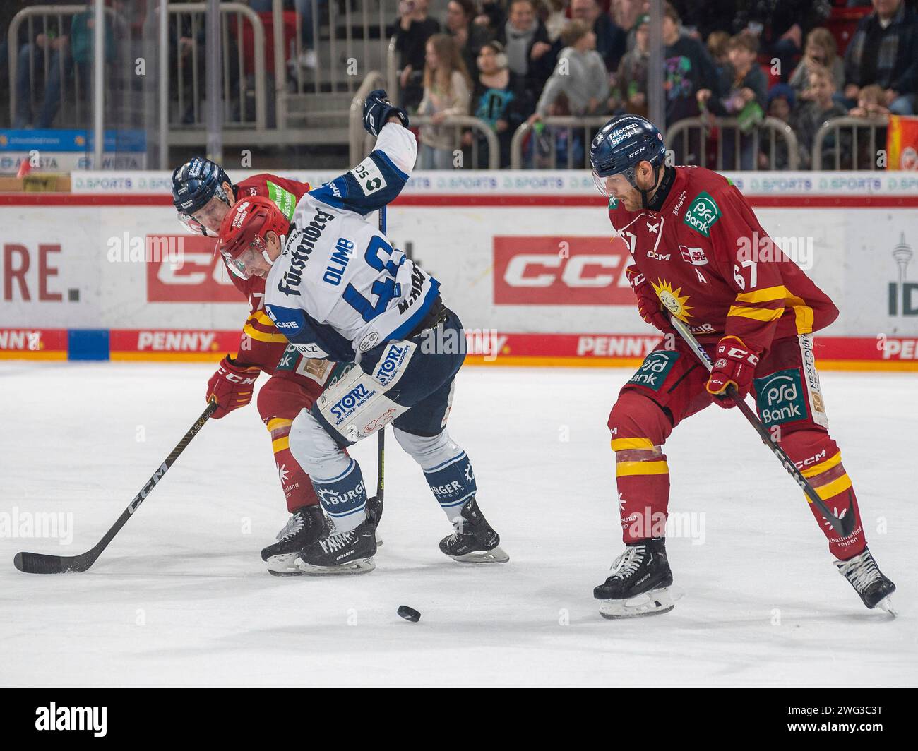 Ken Andre Olimb (Schwenninger Wild Wings, #40) ist im Zweikampf mit ...