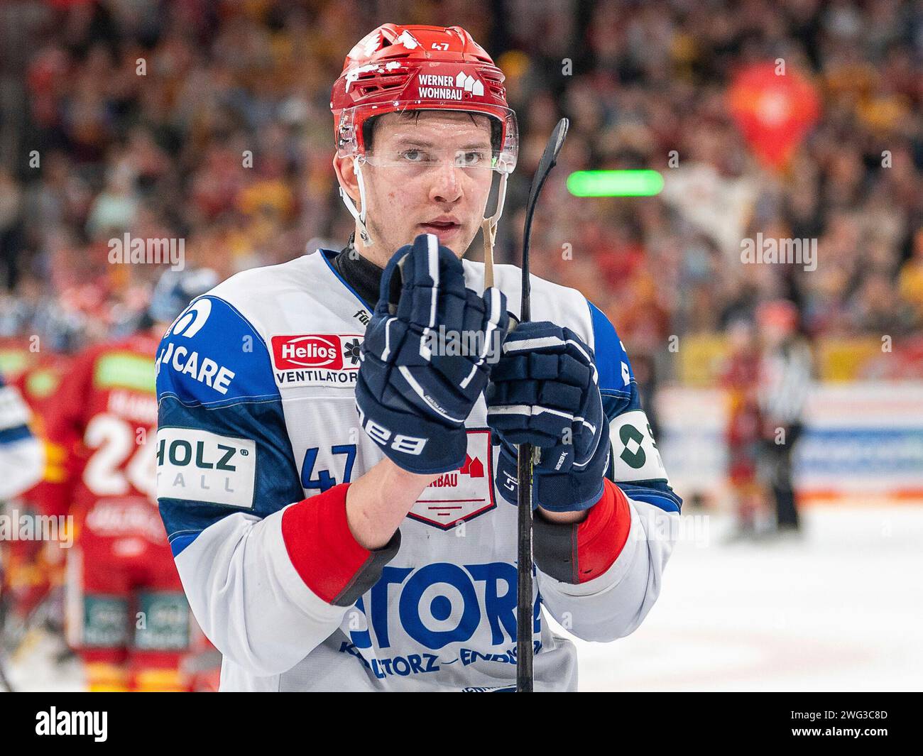 Alexander Karachun (Schwenninger Wild Wings, #47) bedankt sich bei den ...