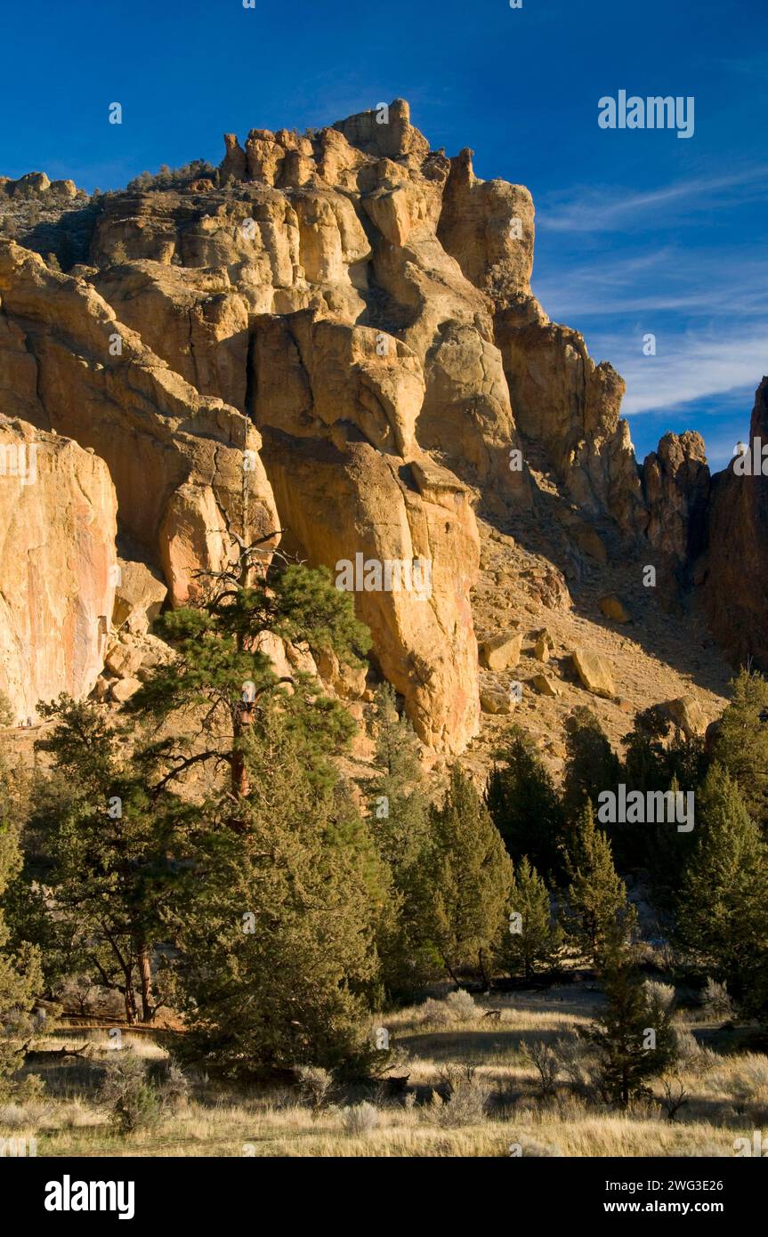 Cliffs at Smith Rocks, Smith Rock State Park, Oregon Stock Photo - Alamy