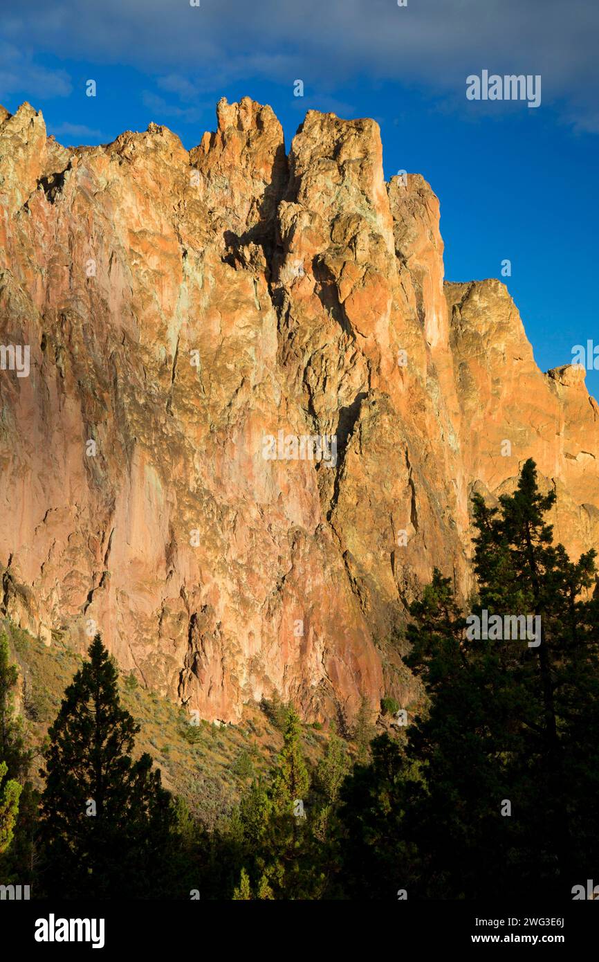Cliffs at Smith Rocks, Smith Rock State Park, Oregon Stock Photo - Alamy