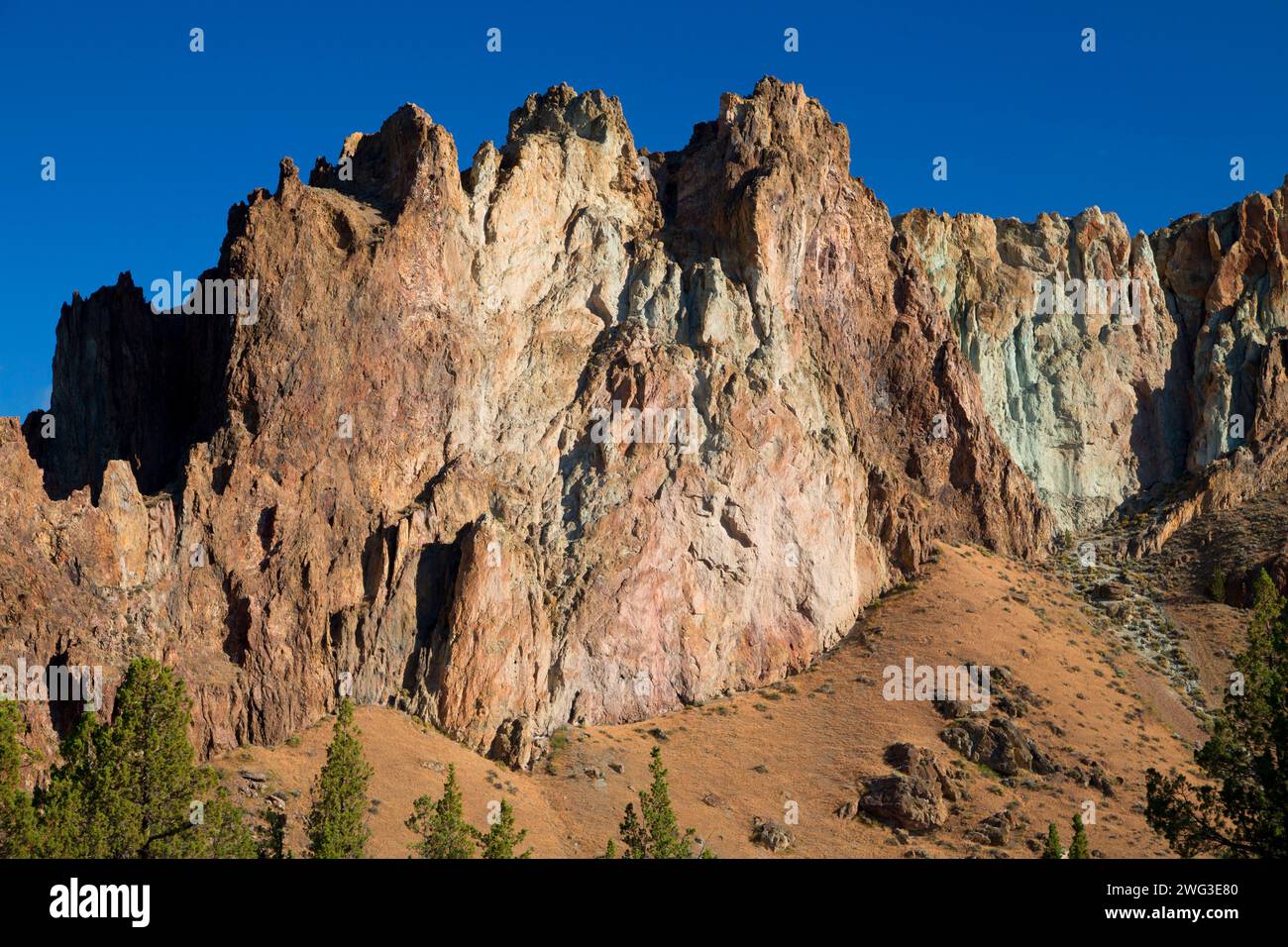 Cliffs at Smith Rocks, Smith Rock State Park, Oregon Stock Photo - Alamy