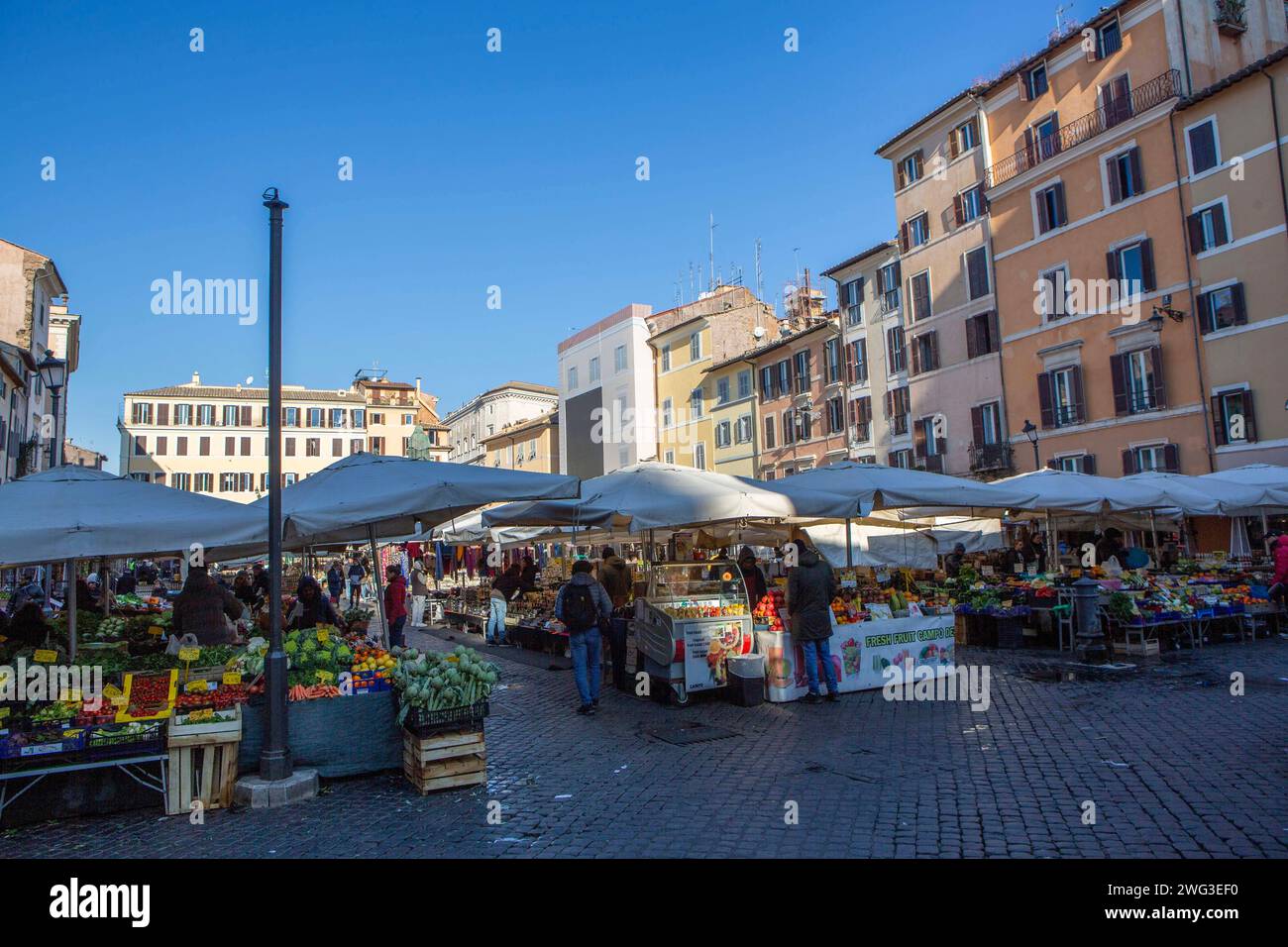 Der Campo de Fiori übersetzt etwa Blumenfeld, auch Blumenplatz ist ein ...