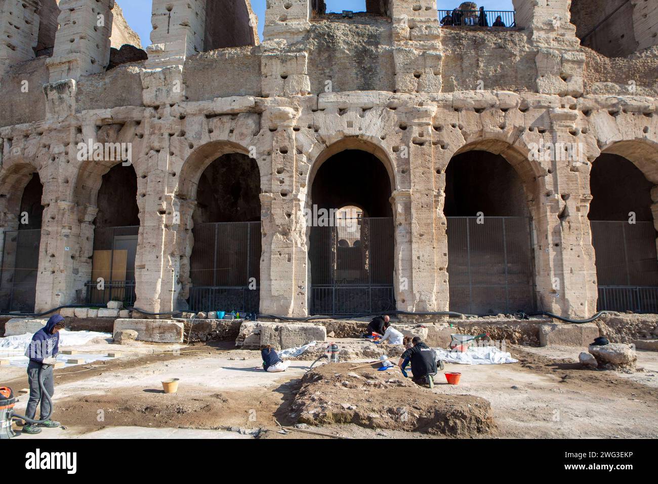 Archäologen legen außerhalb des Kolosseums antike Funde frei. Das ...