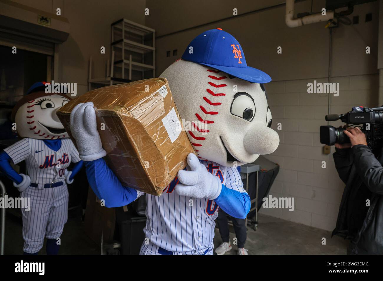 Mr. and Mrs. Met helped load the players gear onto the equipment truck ...