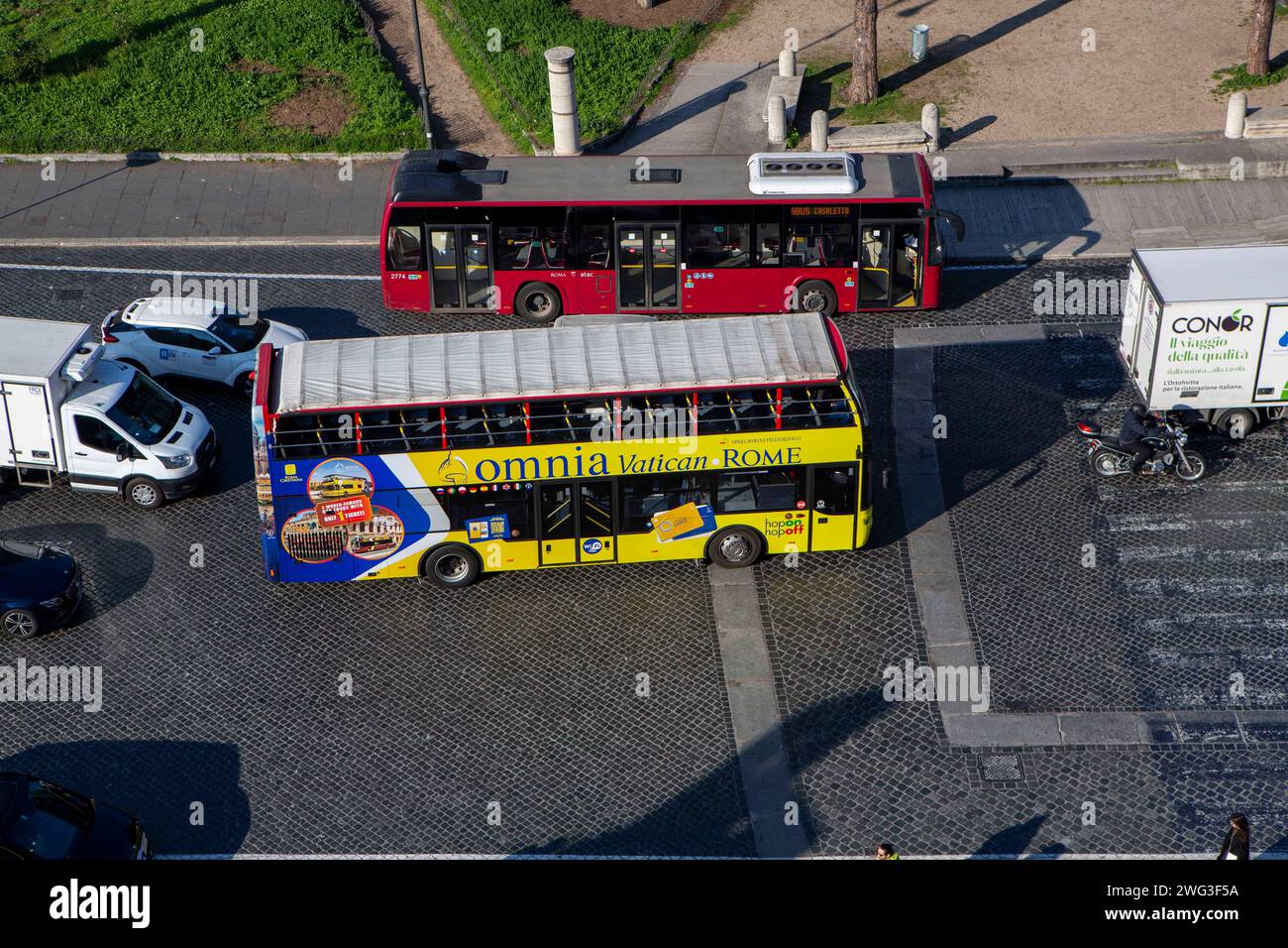 Touristenbusse sind in der Nähe der Piazza Venezia in Rom Italien ...