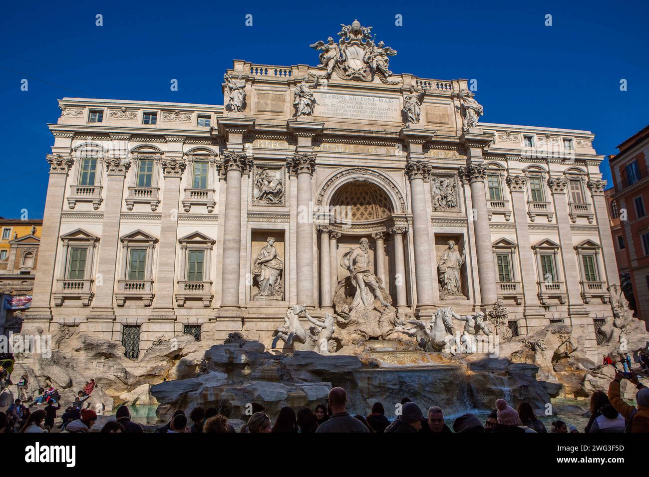 Der Trevibrunnen Fontana di Trevi ist ein Monumentalbrunnen auf der ...
