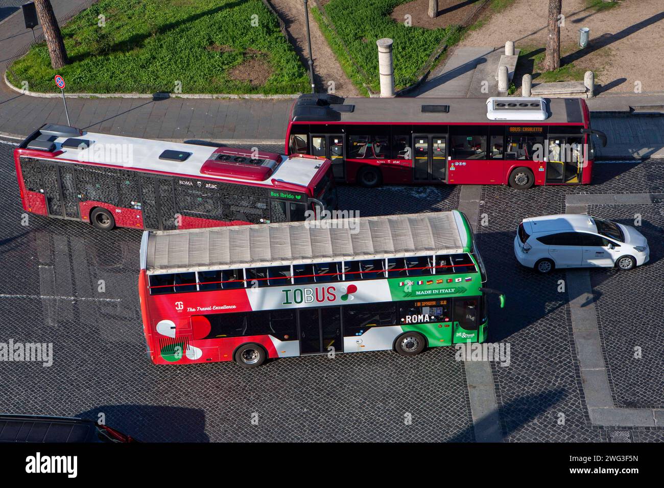 Touristenbusse sind in der Nähe der Piazza Venezia in Rom Italien ...