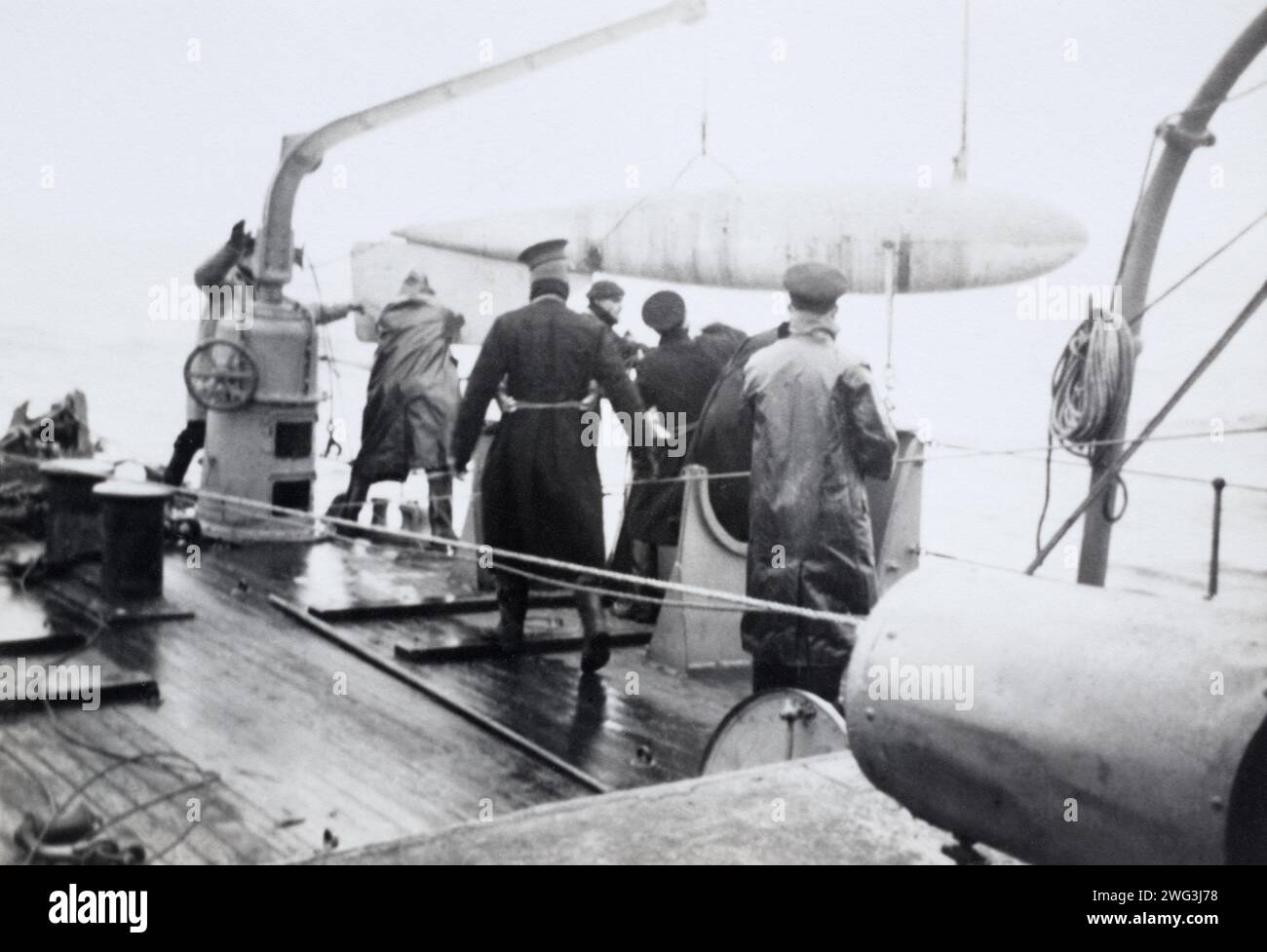 Royal Navy sailors deploying a paravane Stock Photo - Alamy