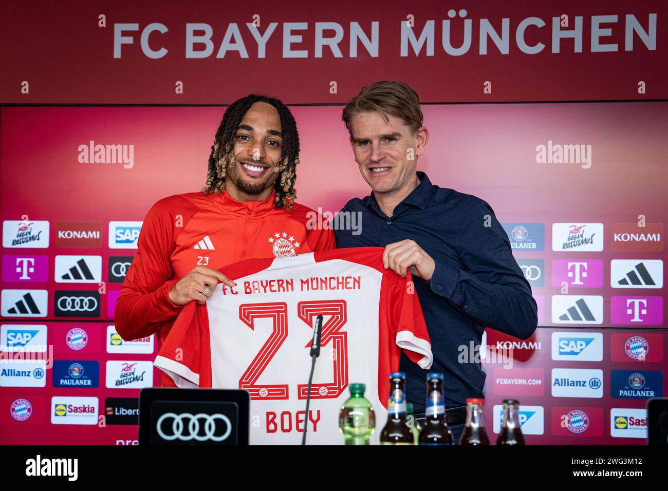 New player with fc bayern hi-res stock photography and images - Alamy
