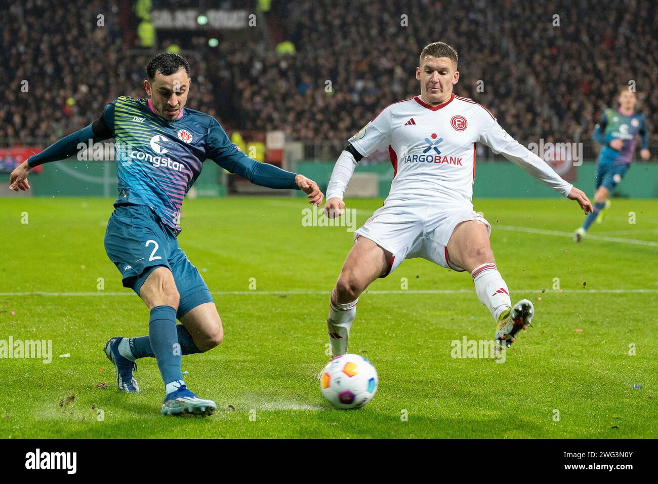 Manolis Saliakas (FC St. Pauli, #02) will den Ball an Cristos Tzolis ...