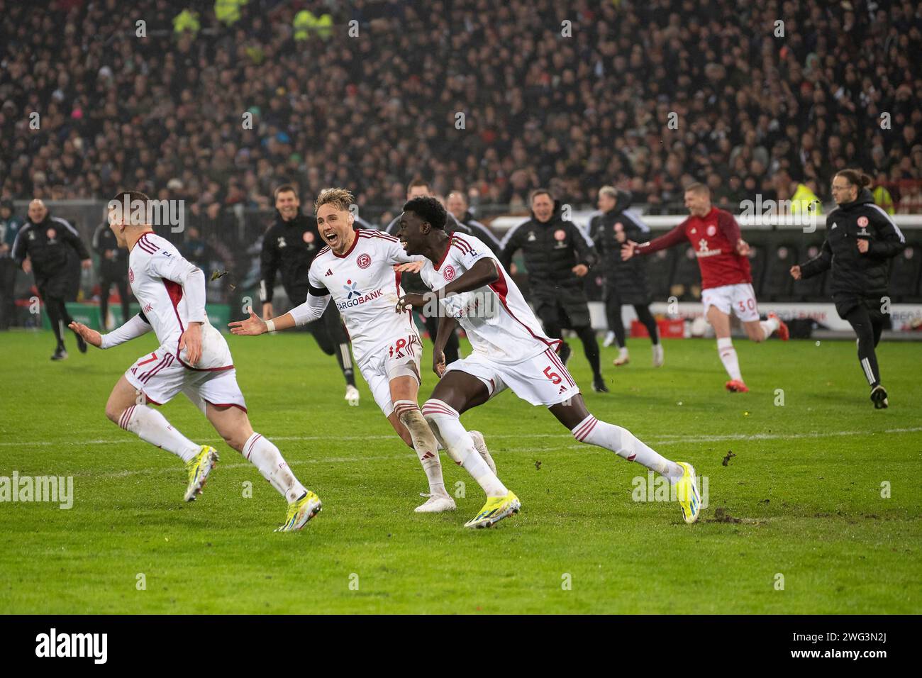Das Team auf der Bank von Fortuna Duesseldorf, Jona Niemiec (Fortuna Duesseldorf, #18) und ...