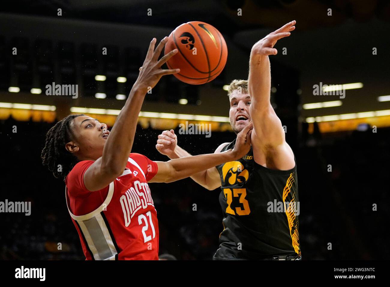 Ohio State forward Devin Royal (21) catches a pass over Iowa forward ...