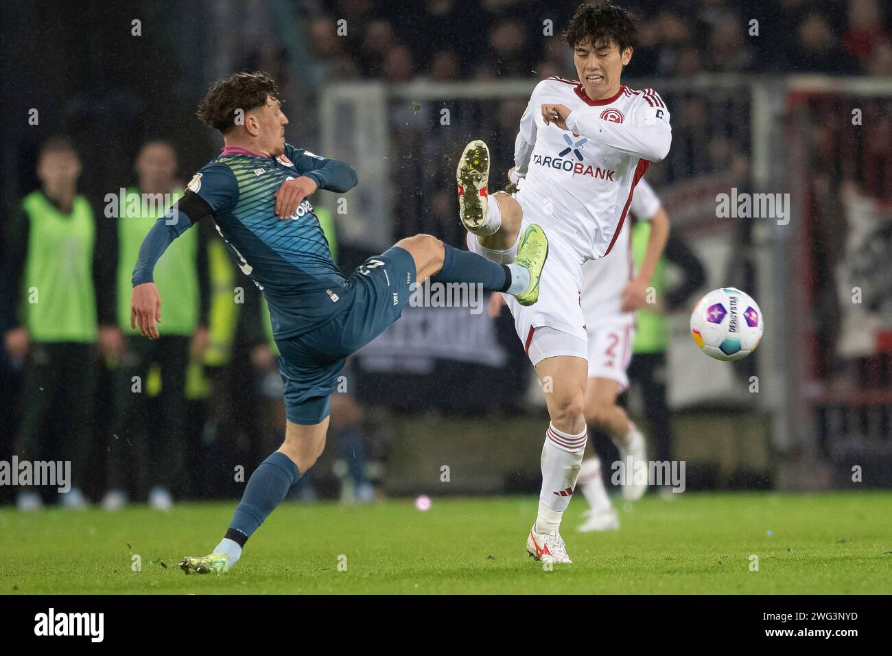 Philipp Treu (FC St. Pauli, #23) und Ao Tanaka (Fortuna Duesseldorf ...