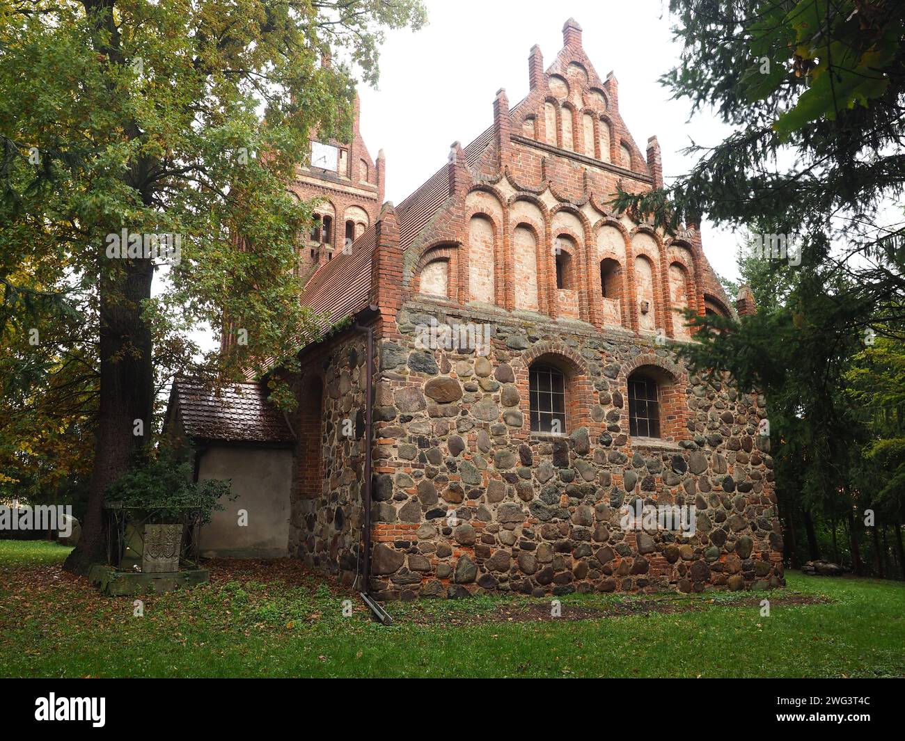 Small stone brick church hi-res stock photography and images - Alamy