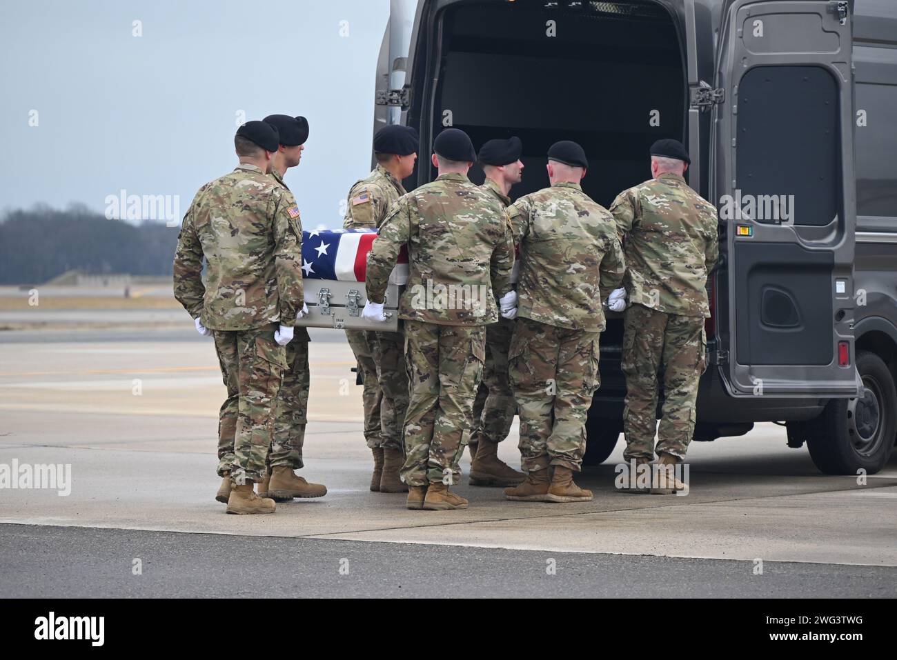 Dover, United States. 02nd Feb, 2024. Soldiers transfer the casket of ...