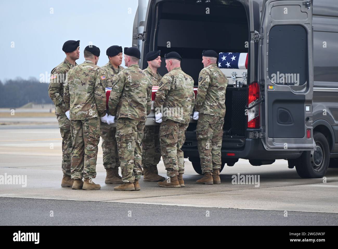 Dover, United States. 02nd Feb, 2024. Soldiers transfer the casket of ...