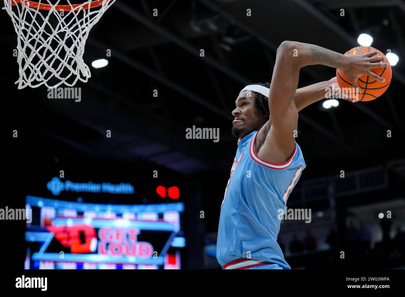 Dayton forward DaRon Holmes II dunks the ball during the second half of ...