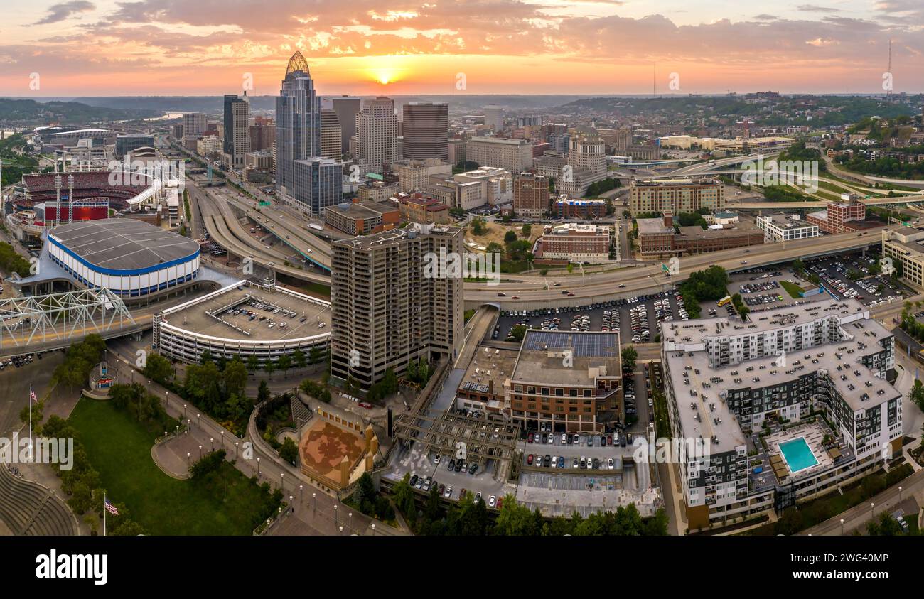 Cincinnati Ohio USA sunset urban landscape. Downtown district skyline ...