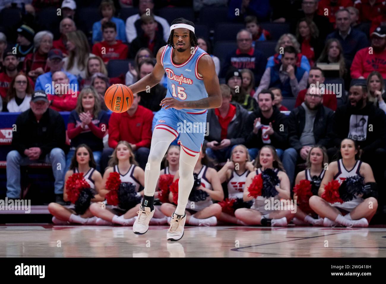 Dayton forward DaRon Holmes II (15) fields the ball during an NCAA ...
