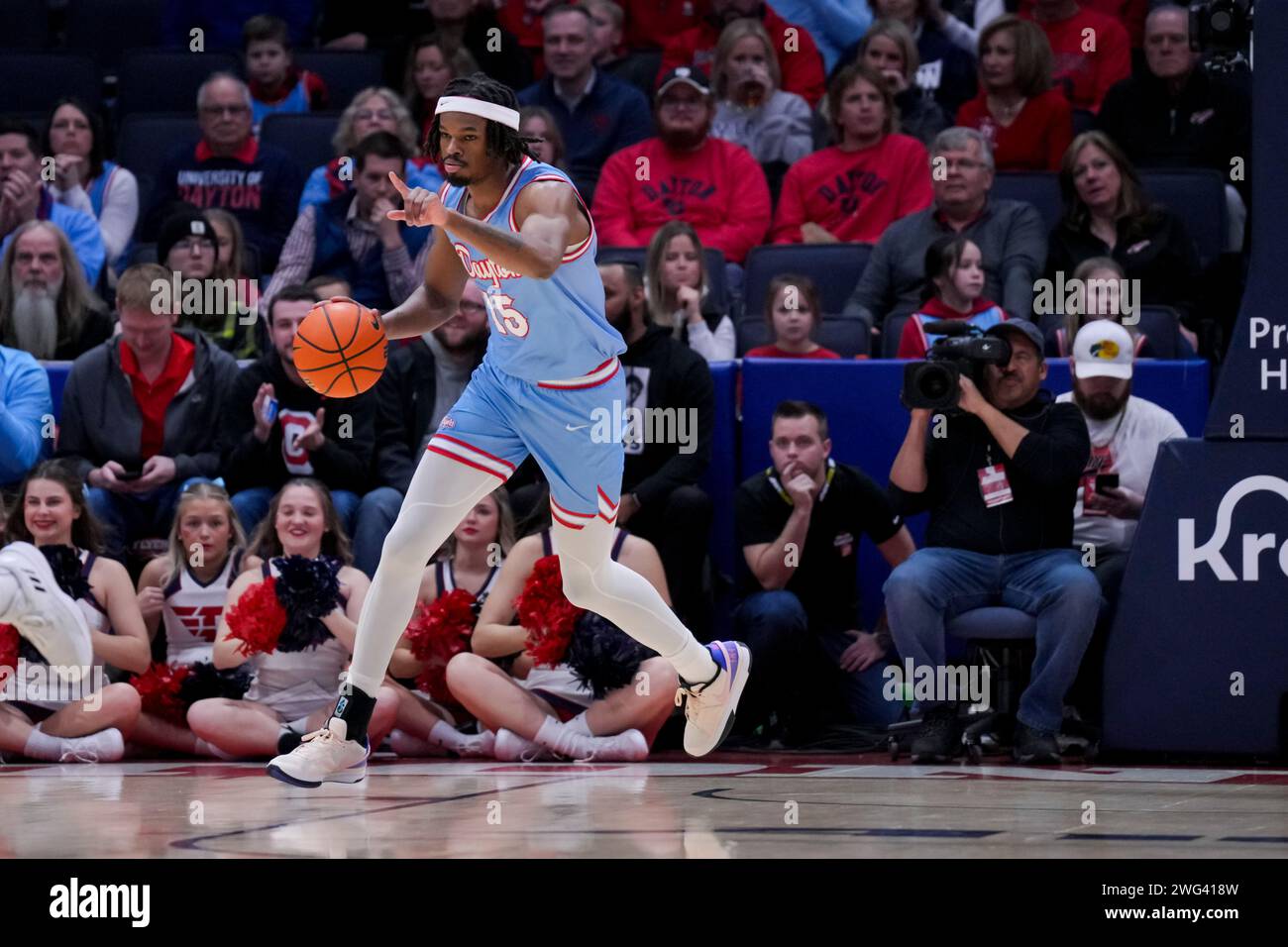 Dayton forward DaRon Holmes II (15) fields the ball during an NCAA ...