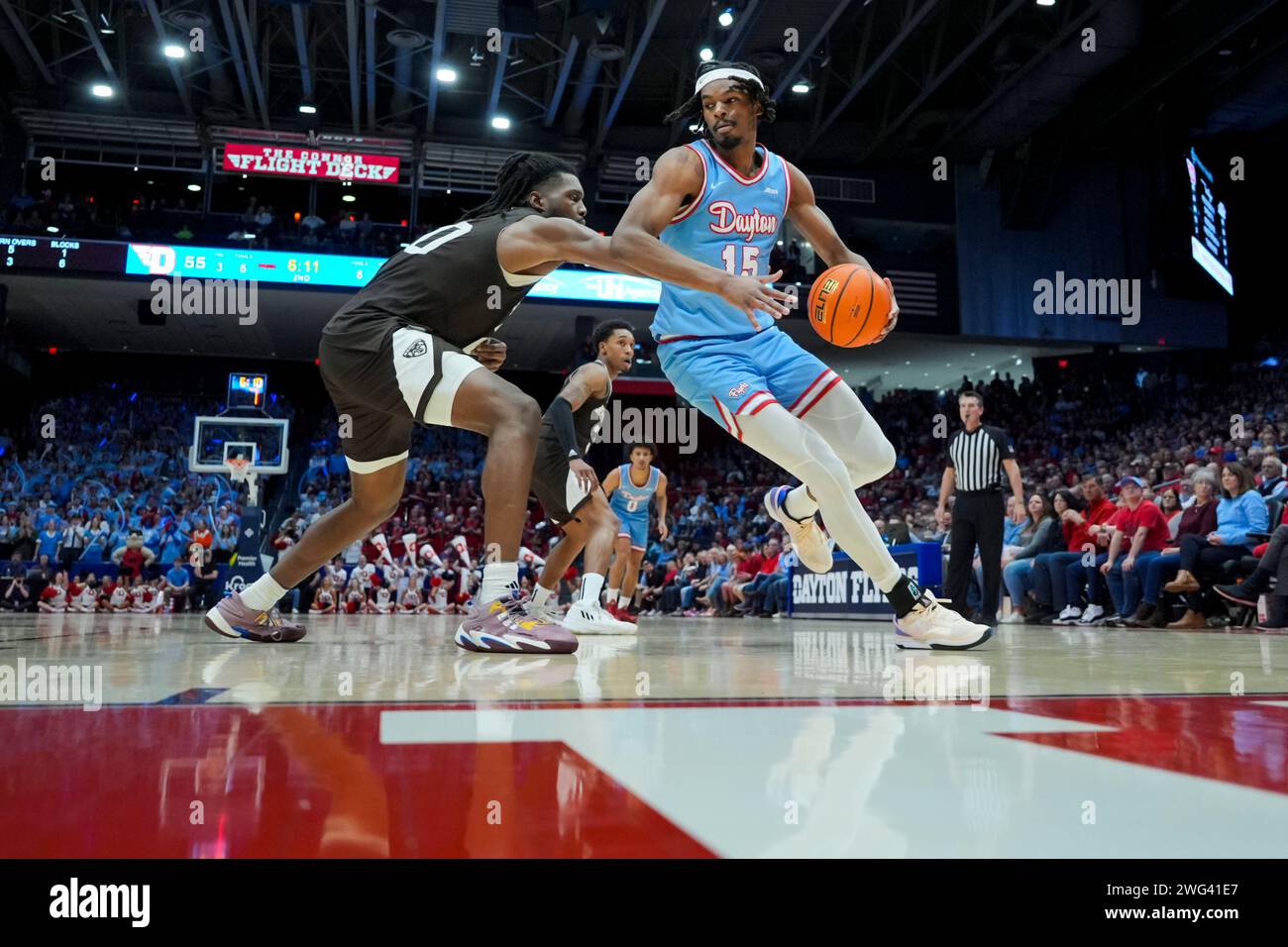 Dayton forward DaRon Holmes II (15) dribbles the ball against St ...