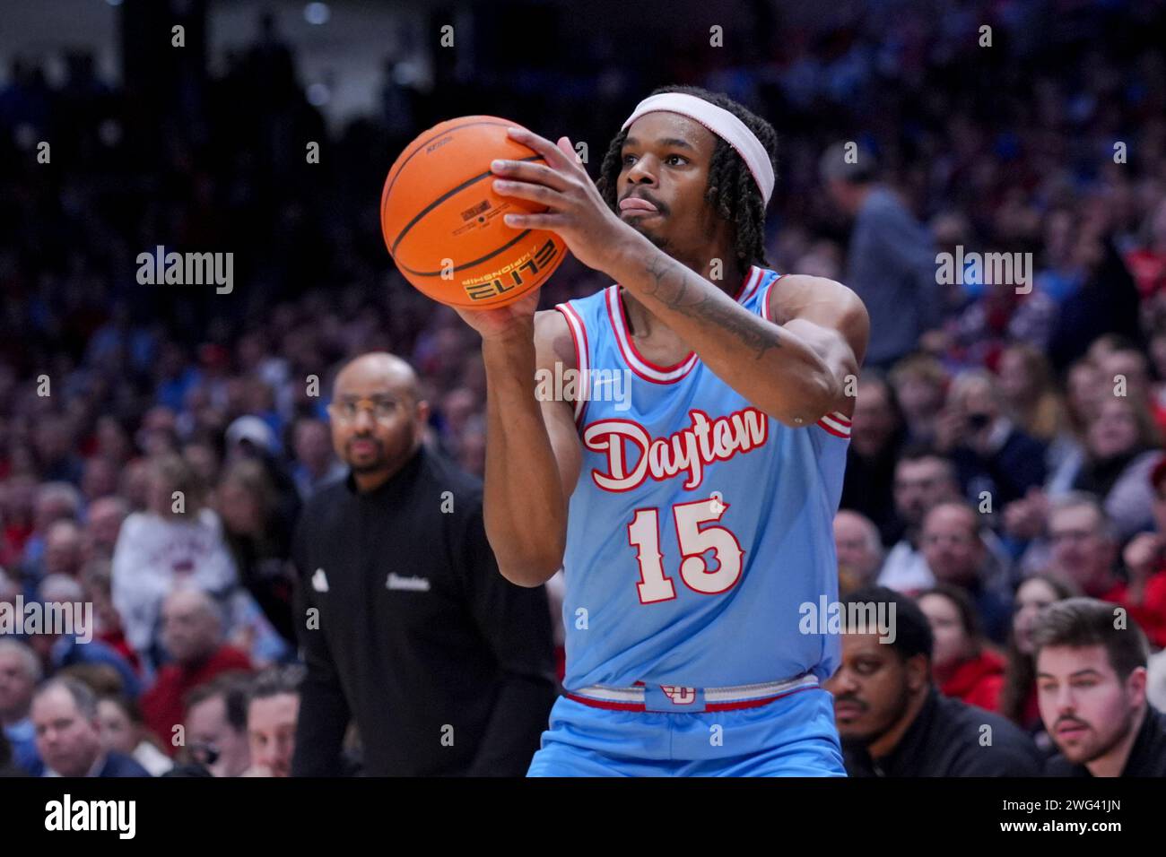 Dayton forward DaRon Holmes II (15) attempts a three-point basket ...