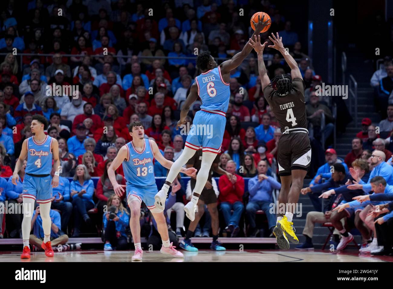 Dayton guard Enoch Cheeks (6) grabs the loose ball against St ...