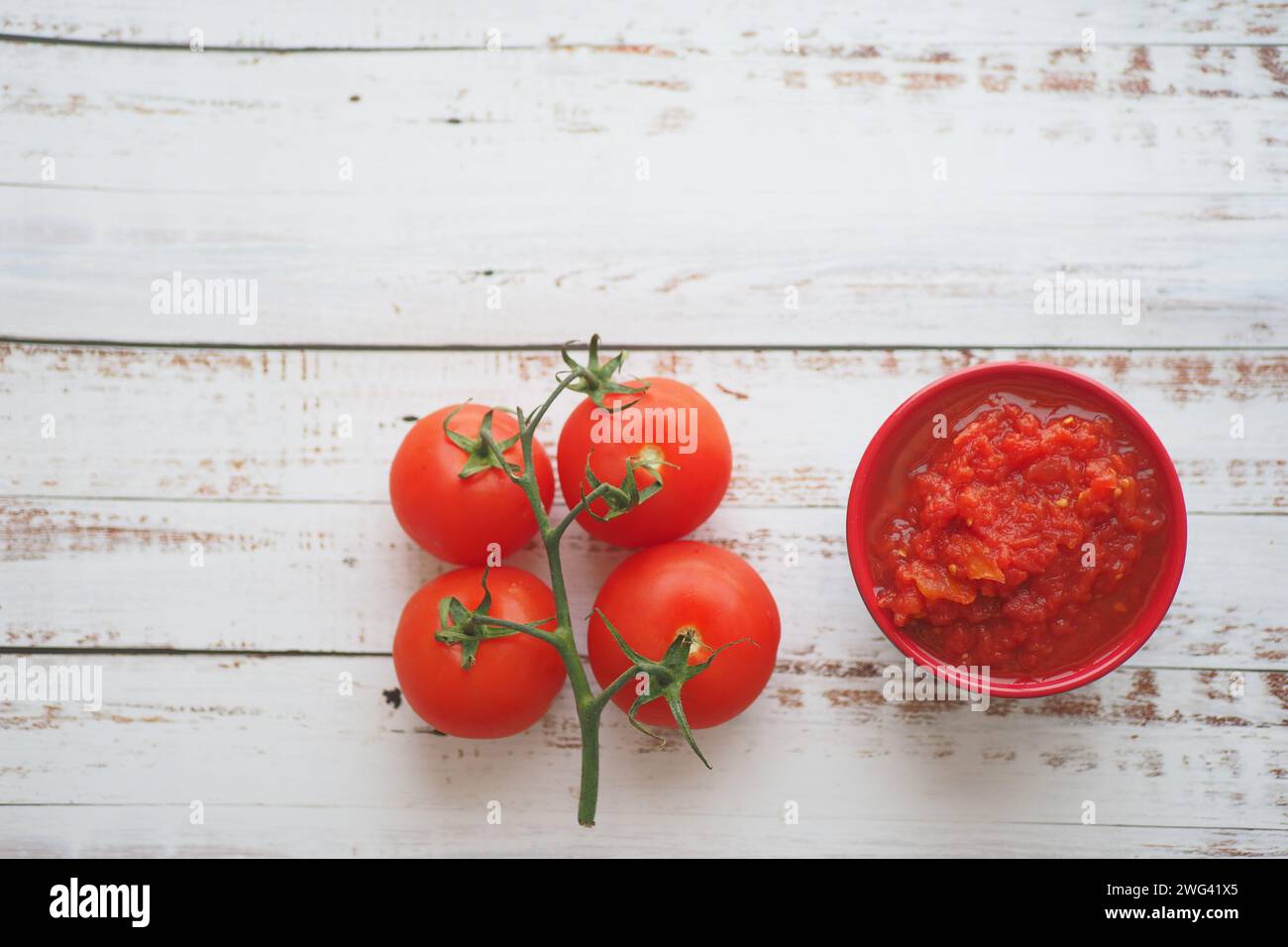 Tomato paste with ripe tomatoes Stock Photo - Alamy