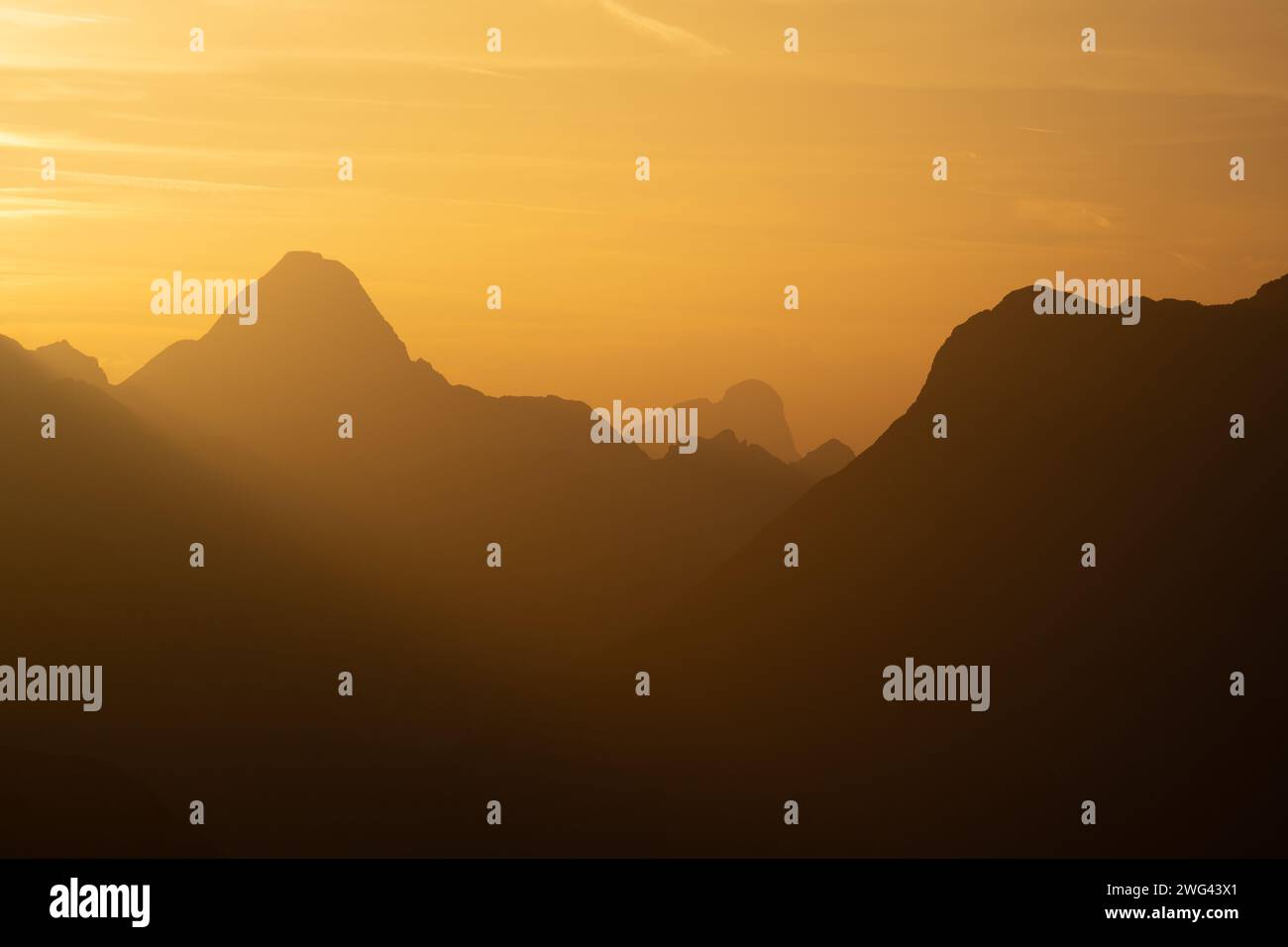 Sun shining through mountains hi-res stock photography and images - Alamy