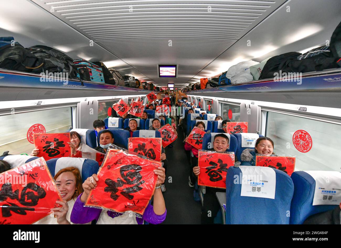 (240203) -- BEIJING, Feb. 3, 2024 (Xinhua) -- Passengers show the ...