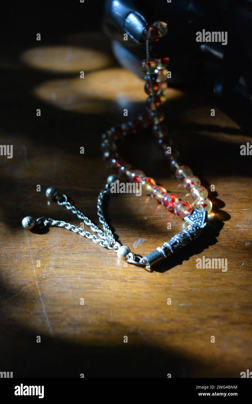 Female hand jewellery pearl necklace hi-res stock photography and ...