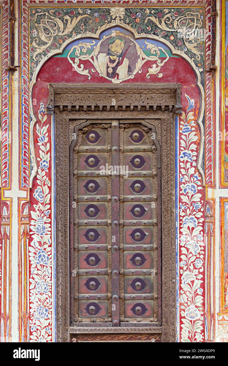 Portrait of Rajput King and painted walls of Kamal Morarka Haveli ...