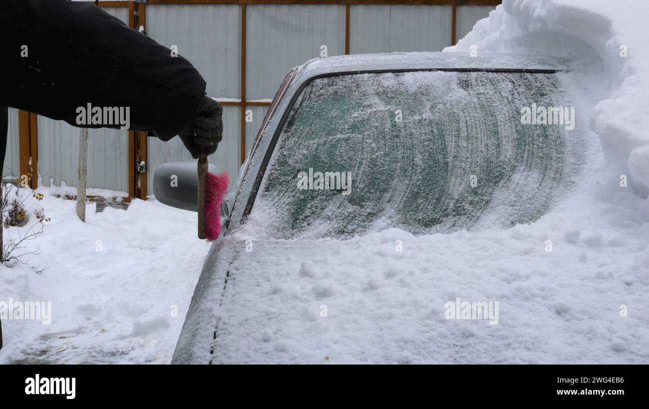 Man clearing snow from car hi-res stock photography and images - Alamy