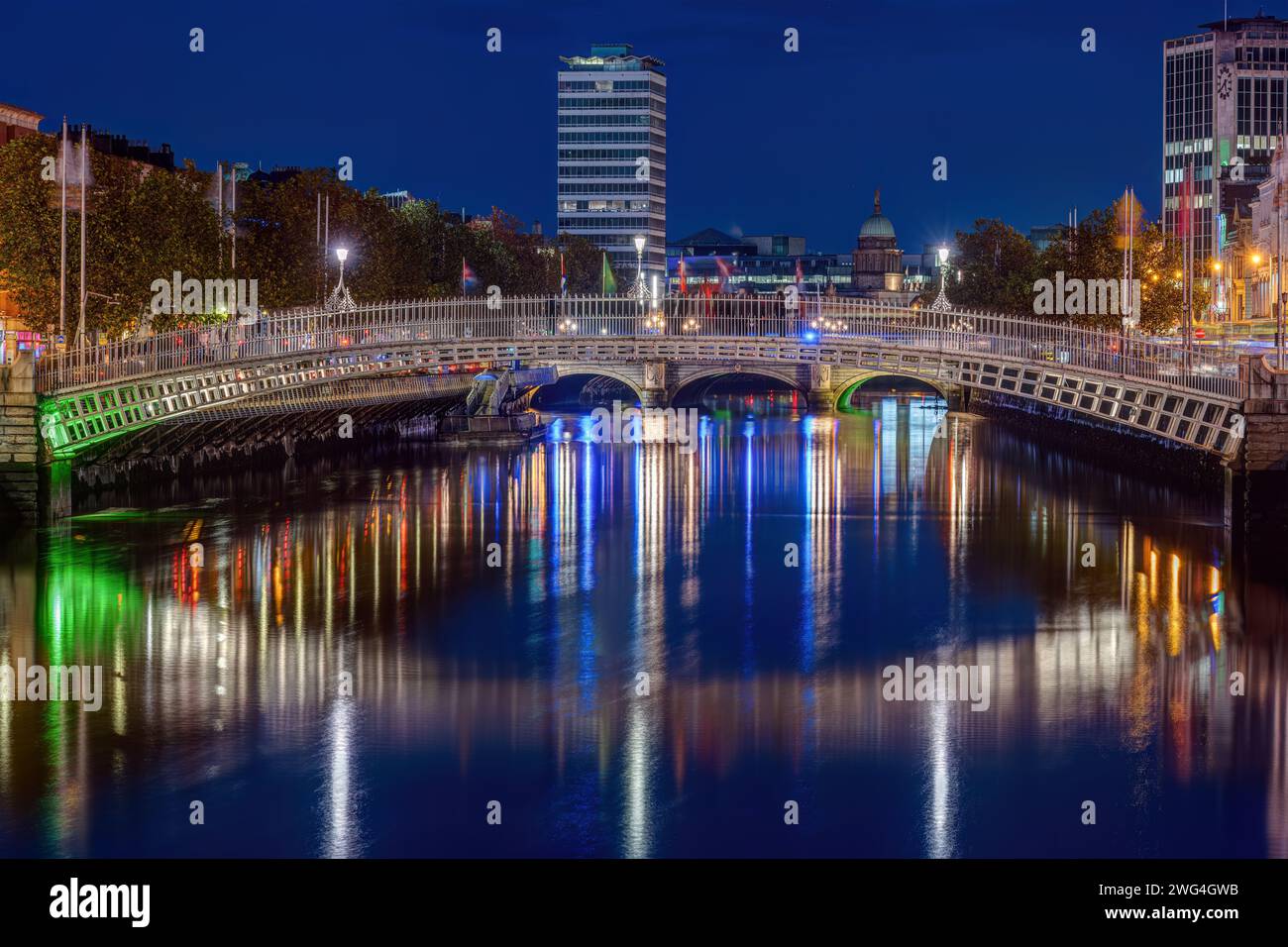 The Ha'penny Bridge, a Dublin landmark, at night Stock Photo - Alamy