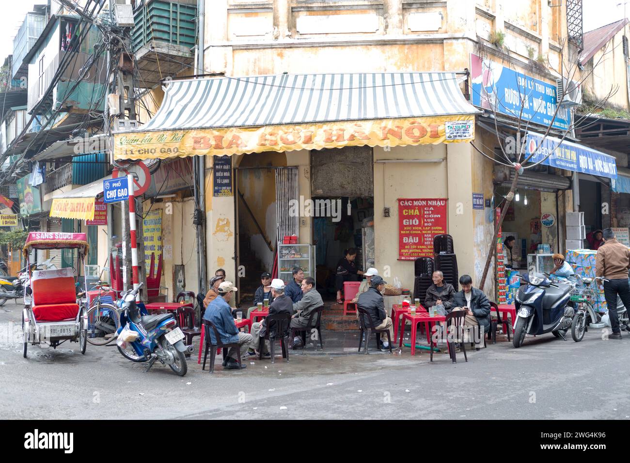 Street scene corner hi-res stock photography and images - Alamy