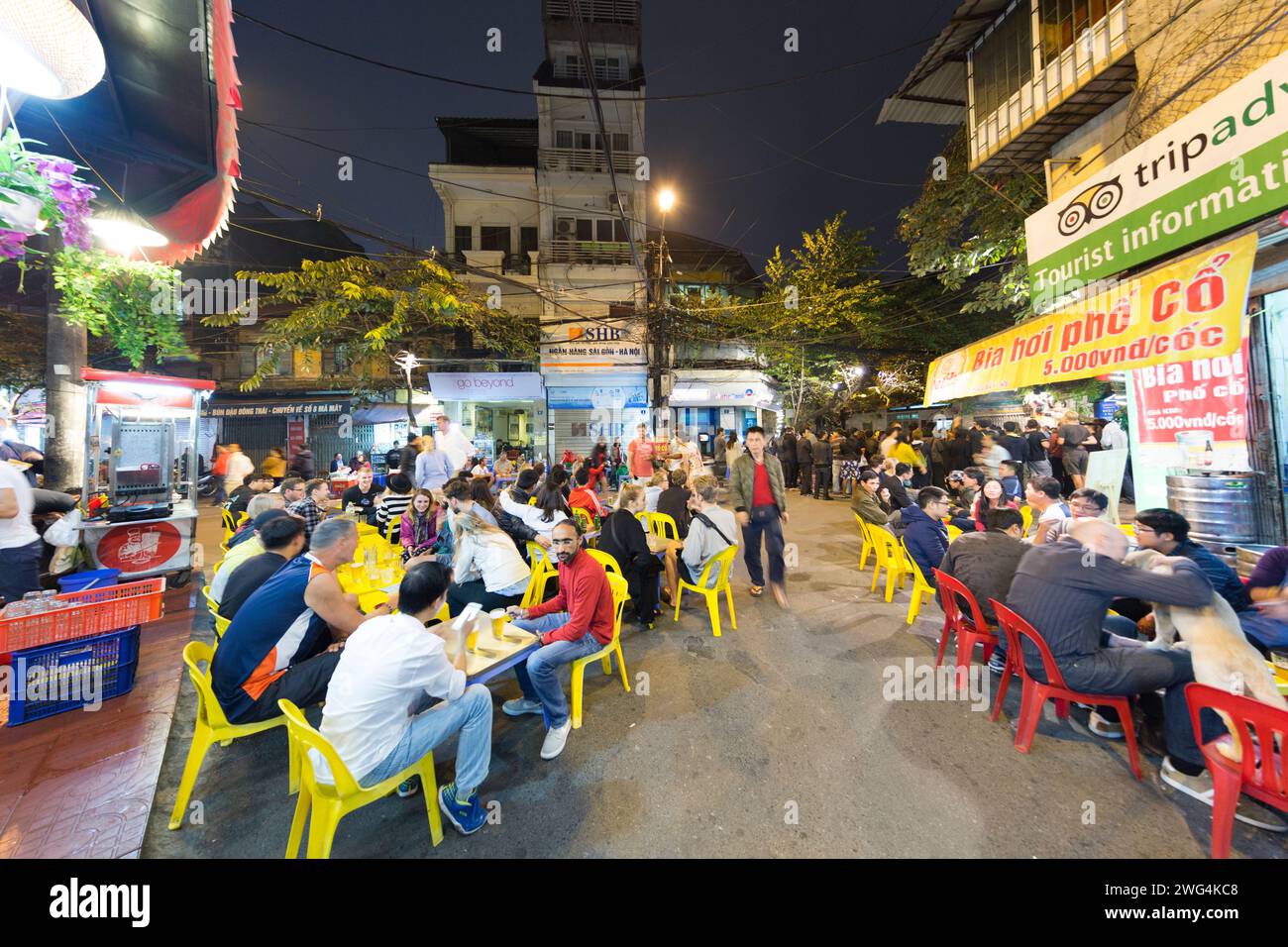 Vietnam, Hanoi, night street scene, bars and cafes in old Hanoi Stock ...