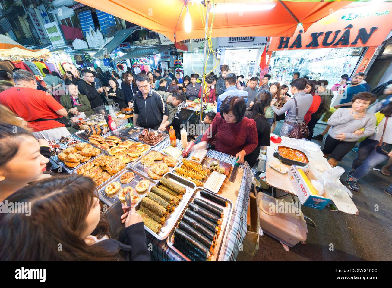 Vietnam, Hanoi, food stalls at the night market in old Hanoi Stock ...