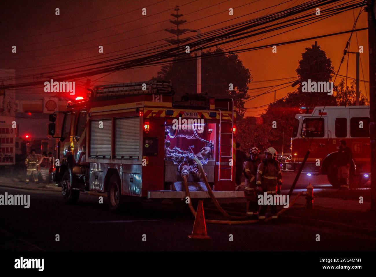 Firefighters work to combat the mega fire in Viña del Mar. The mega ...