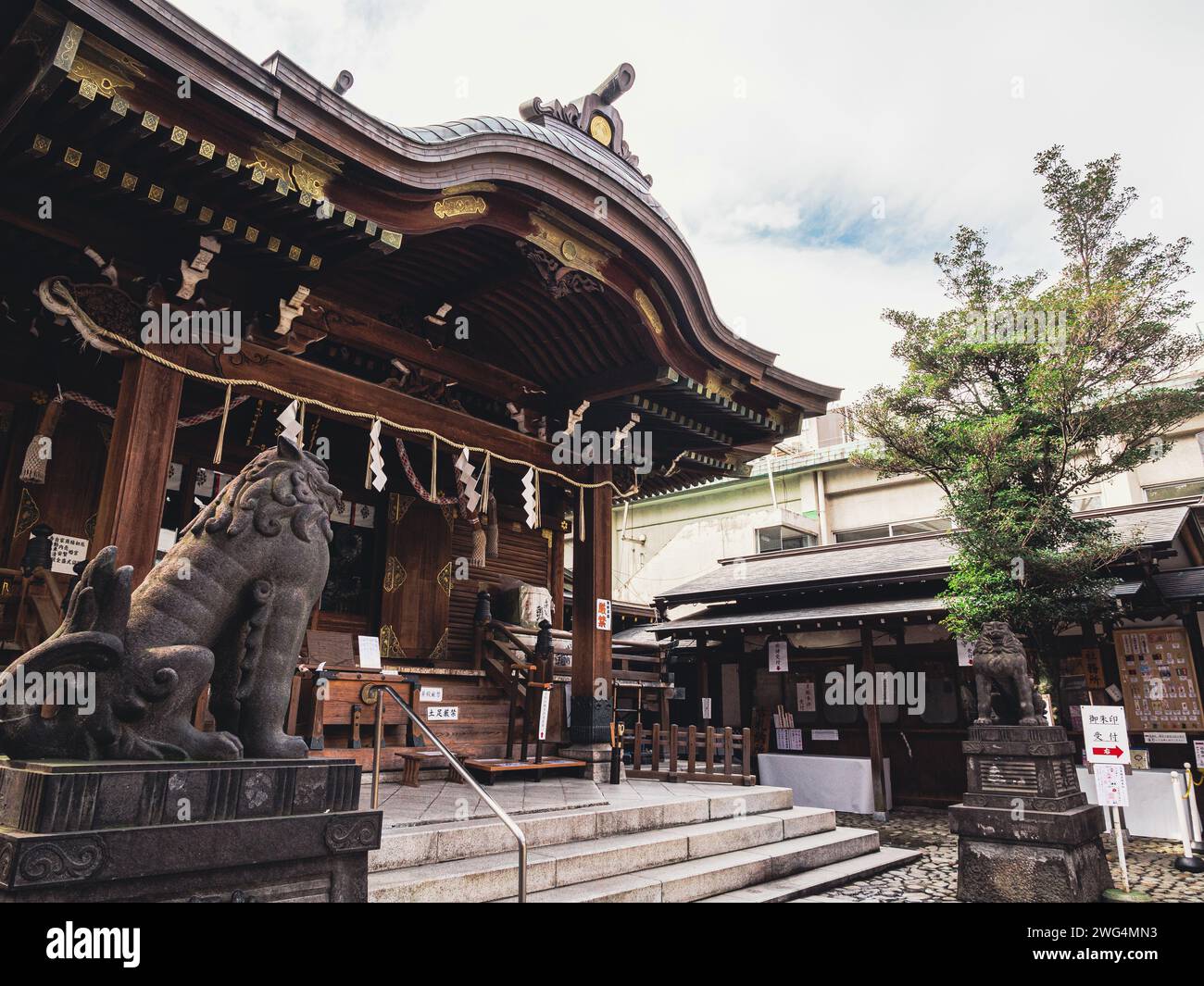 Japanese zen buddha statue front hi-res stock photography and images ...