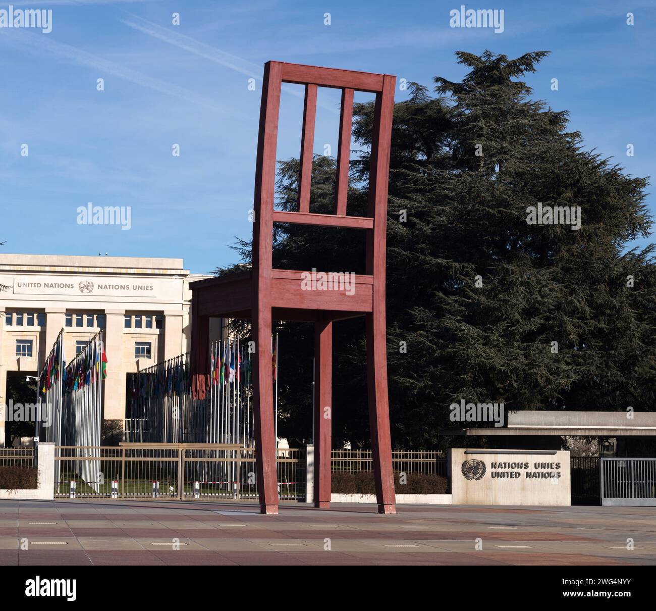 Broken Chair is a monumental sculpture in wood Geneva, Switzerland. It ...