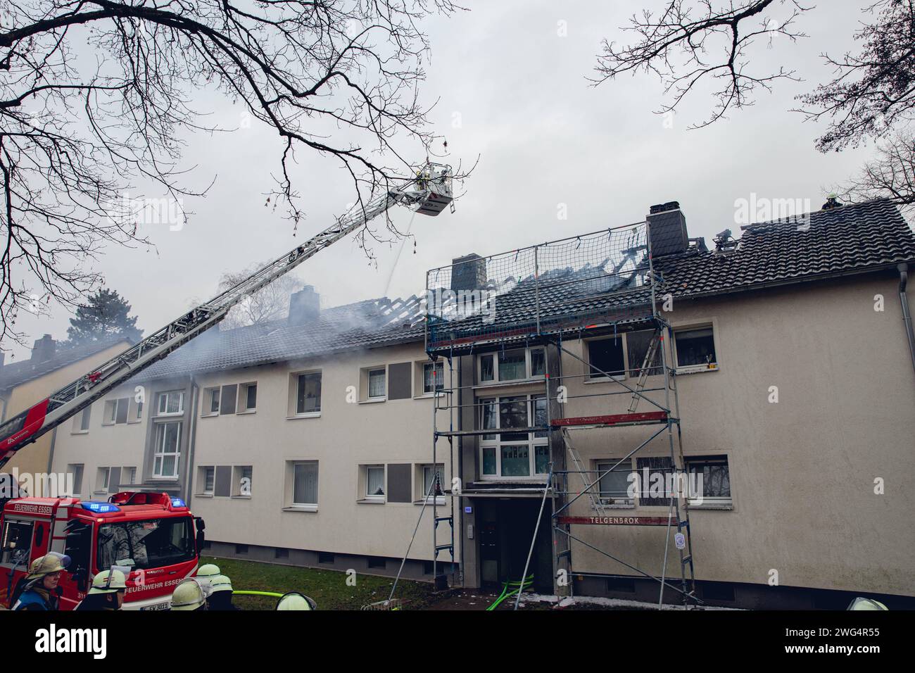 Die Feuerwehr Essen bei einem Dachstuhlbrand. *** The Essen fire ...